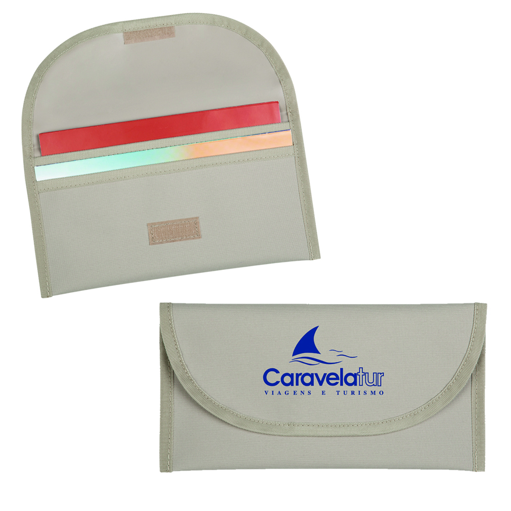 Portadocumentos con separador interior y cierre de velcro.